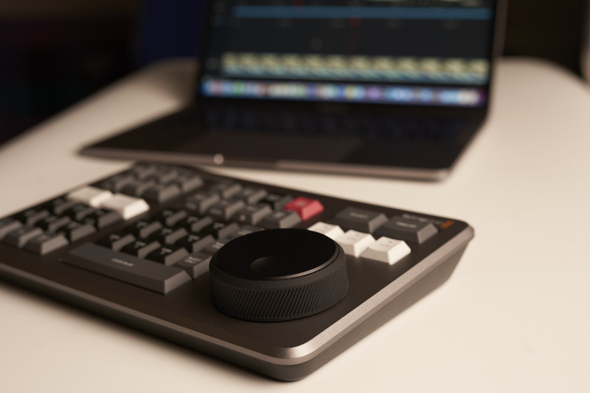 Testujemy konsolę Speed Editor od Blackmagic Design | Mój Mac
